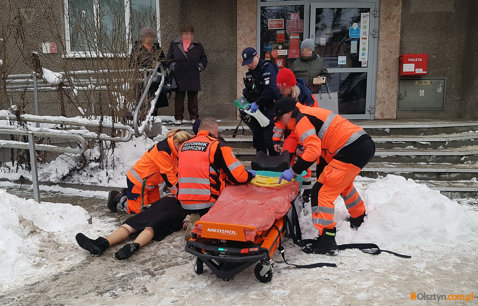 Dramatyczne sceny przed wejściem do budynku Poczty... - Olsztyn