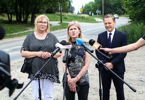 Konferencja PiS "za torami". Norbert Maliszewski:... - Olsztyn
